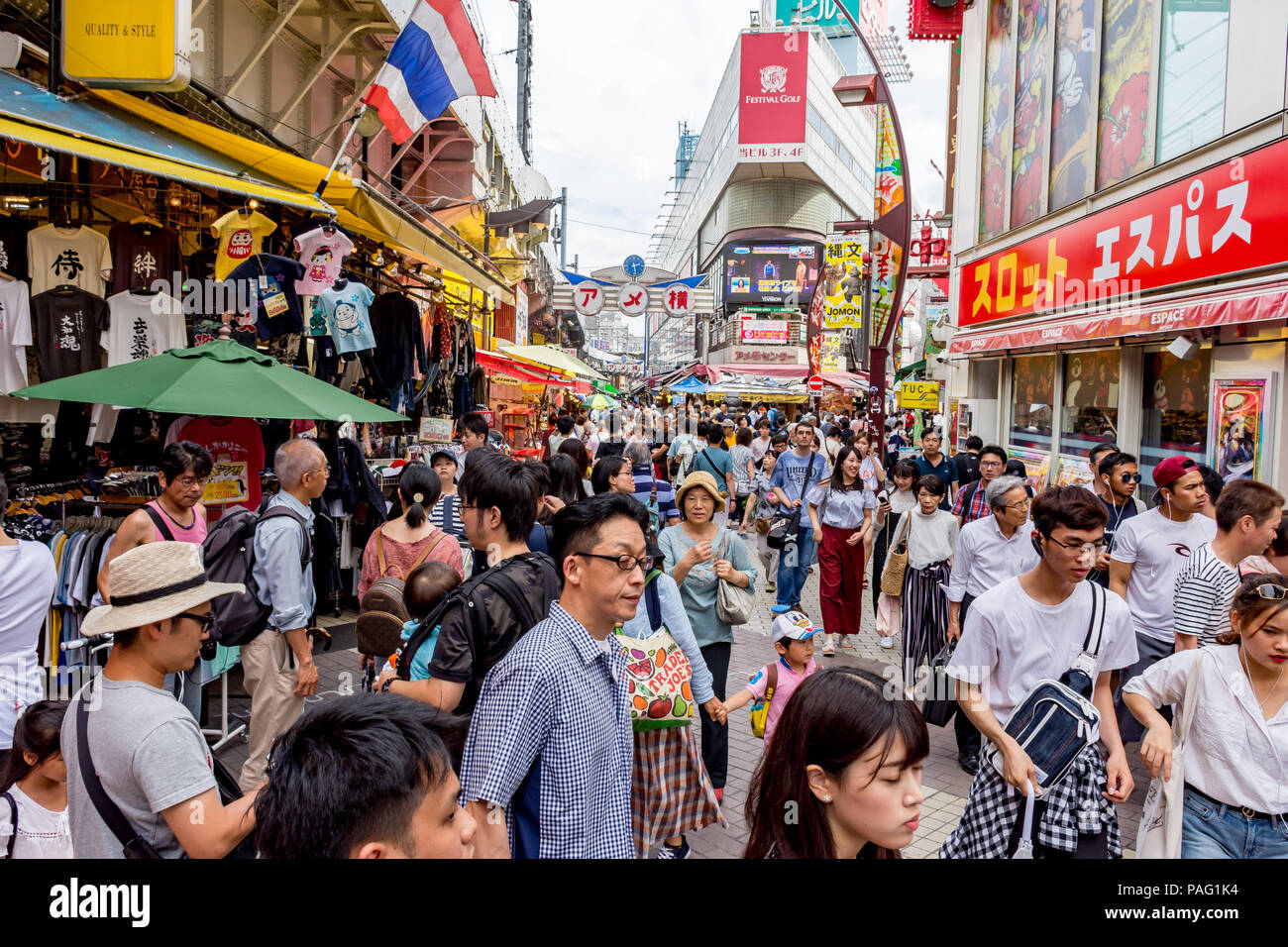 Crowded tokyo hi-res stock photography and images - Alamy
