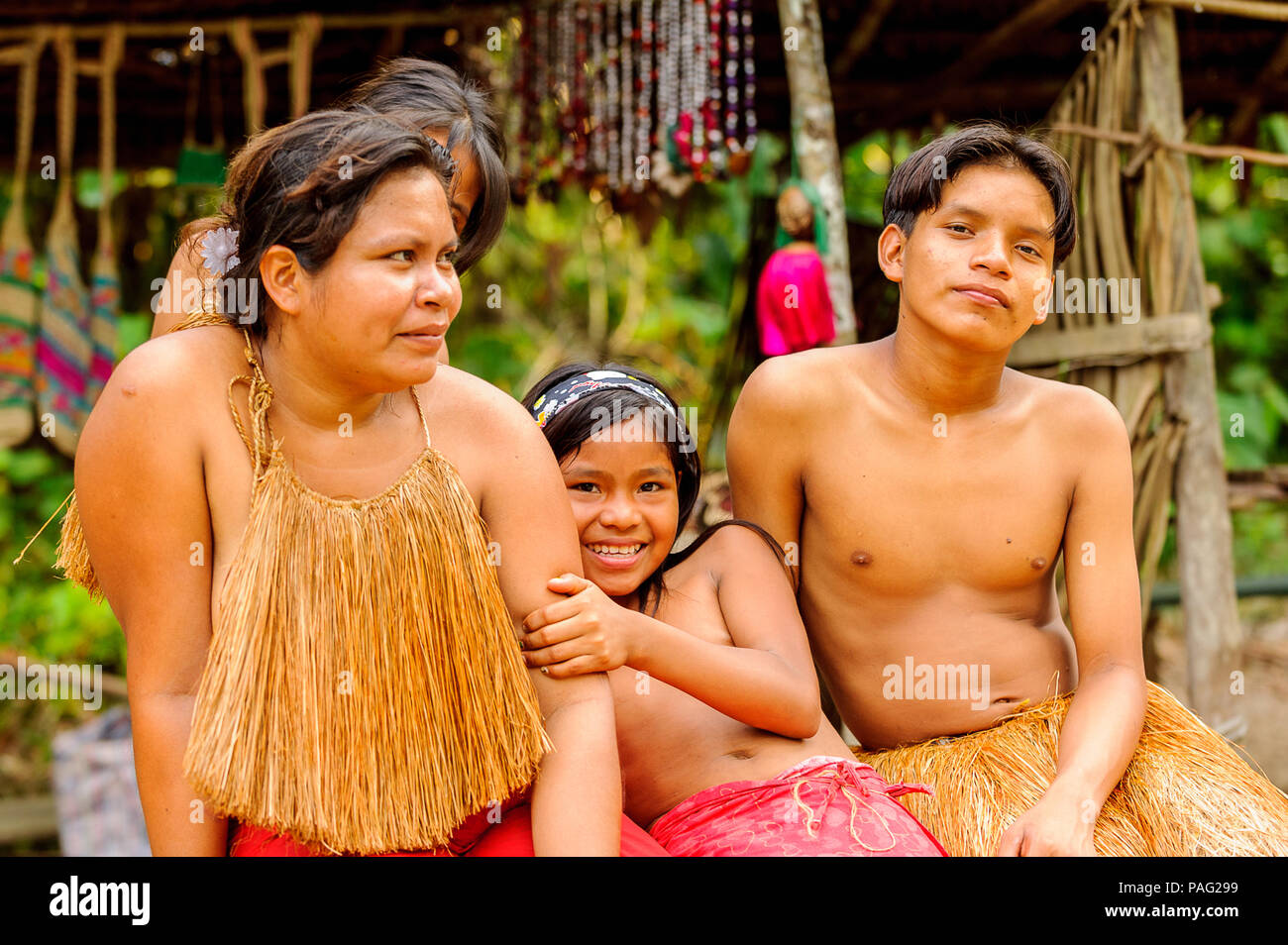 Indigenous family hi-res stock photography and images - Alamy