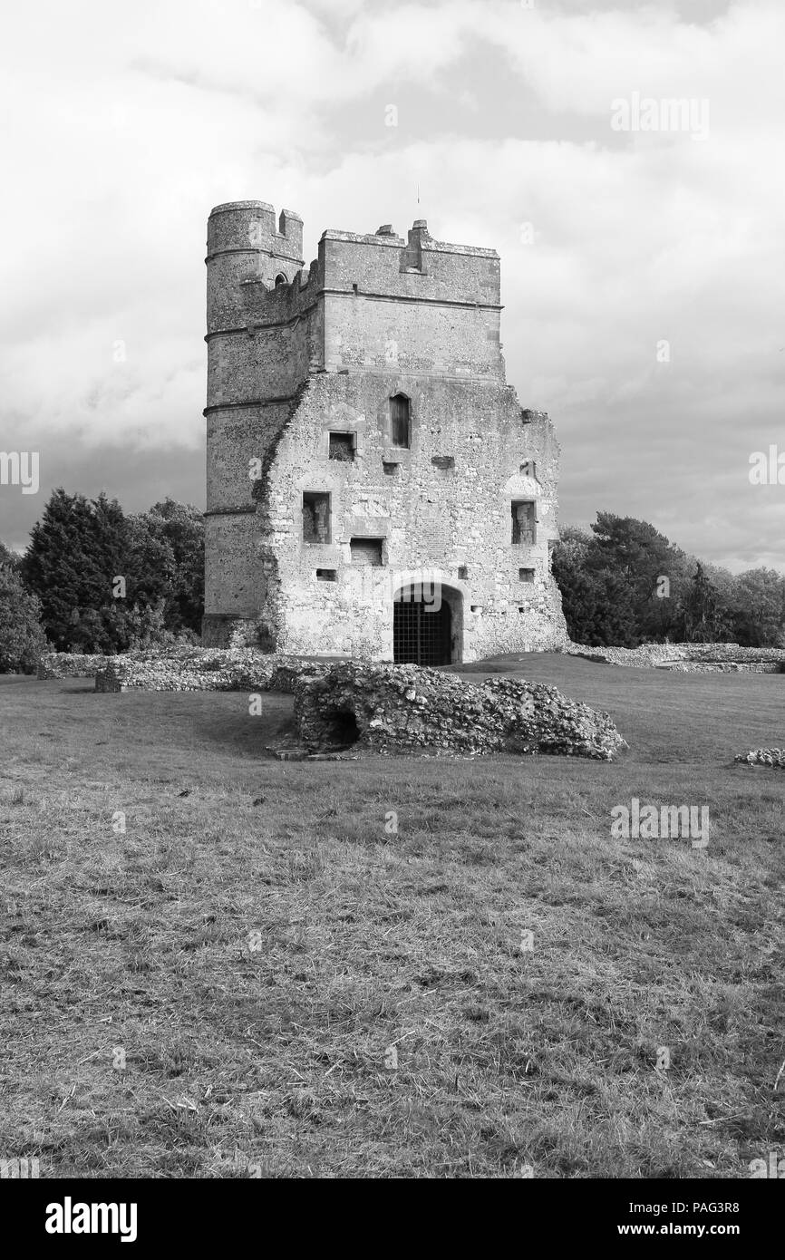14th century twin towered castle hi-res stock photography and images ...