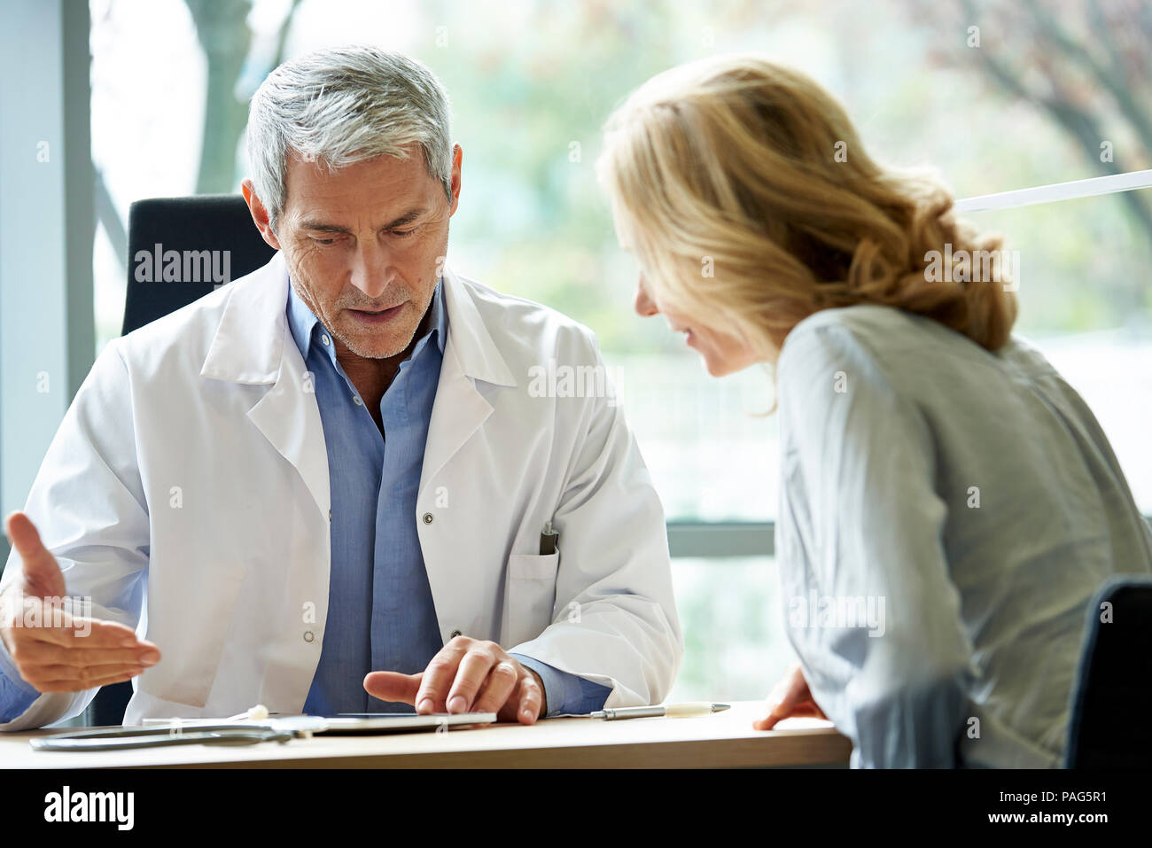 Doctor patient looking digital hi-res stock photography and images - Alamy