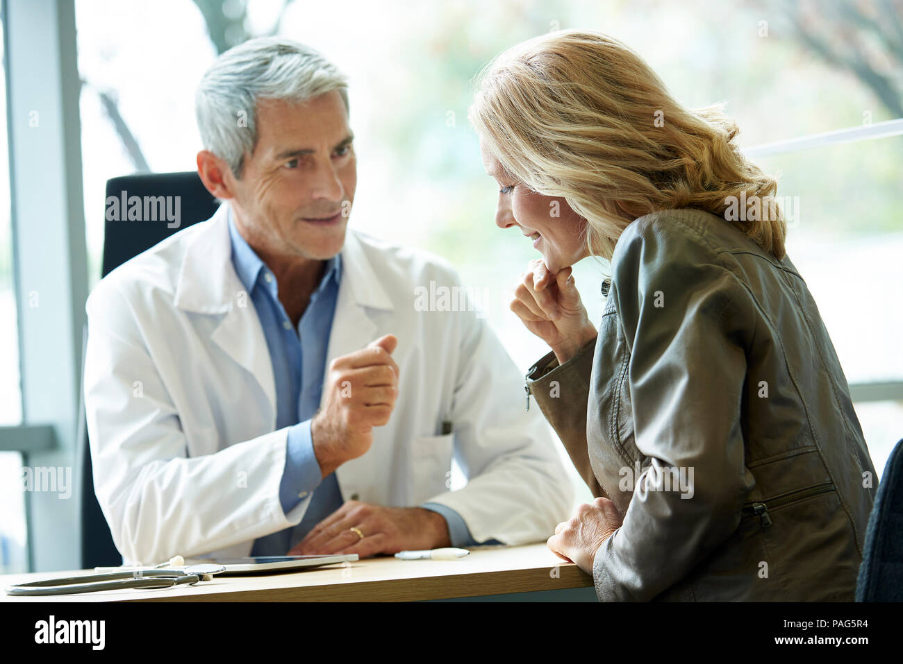 Doctor encouraging his patient Stock Photo - Alamy