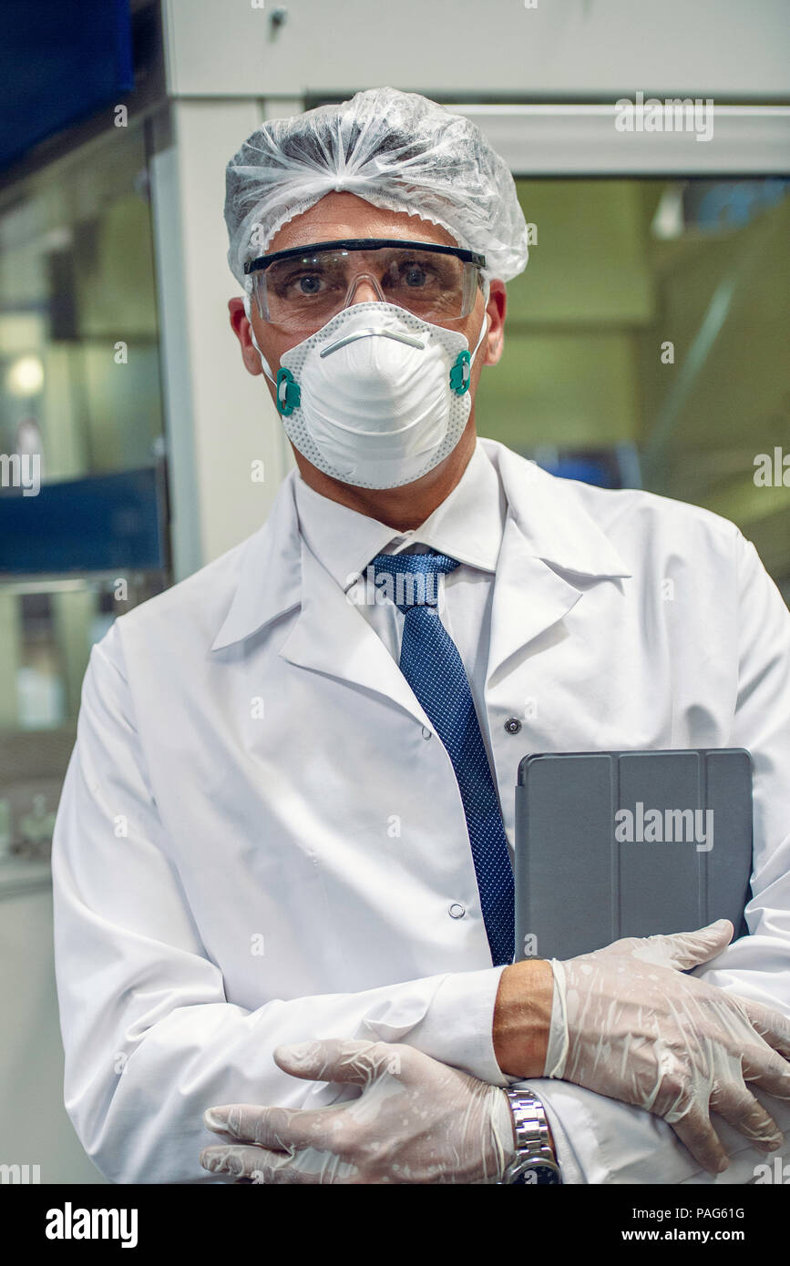 Scientist with arms crossed hi-res stock photography and images - Alamy
