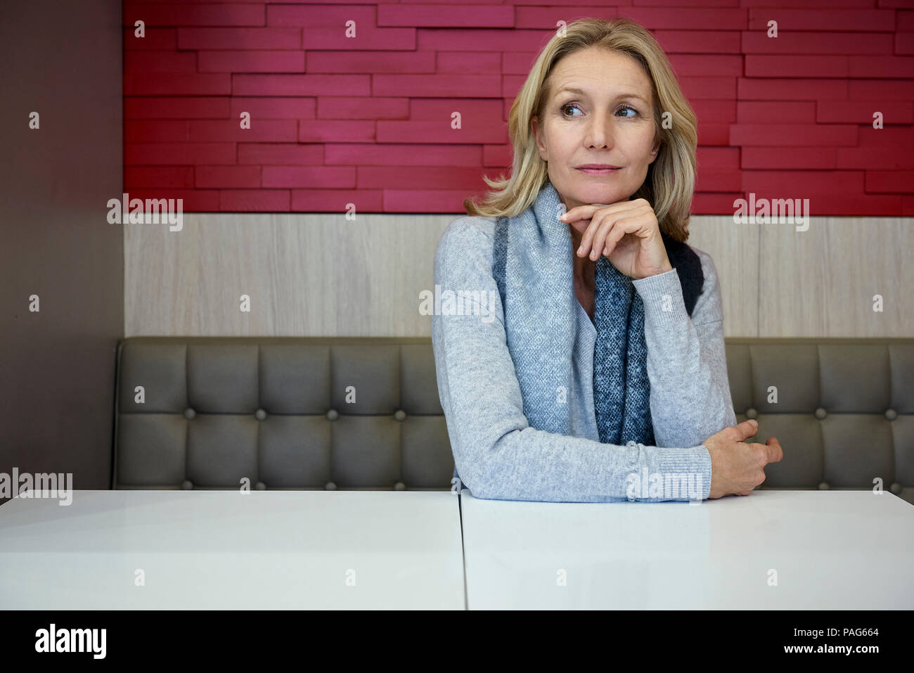 Cafeteria woman hi-res stock photography and images - Alamy