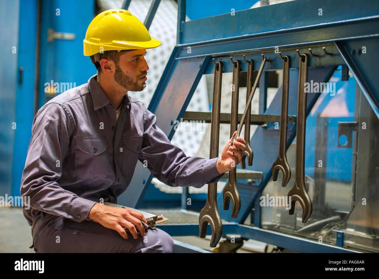 Factory worker working hi-res stock photography and images - Alamy