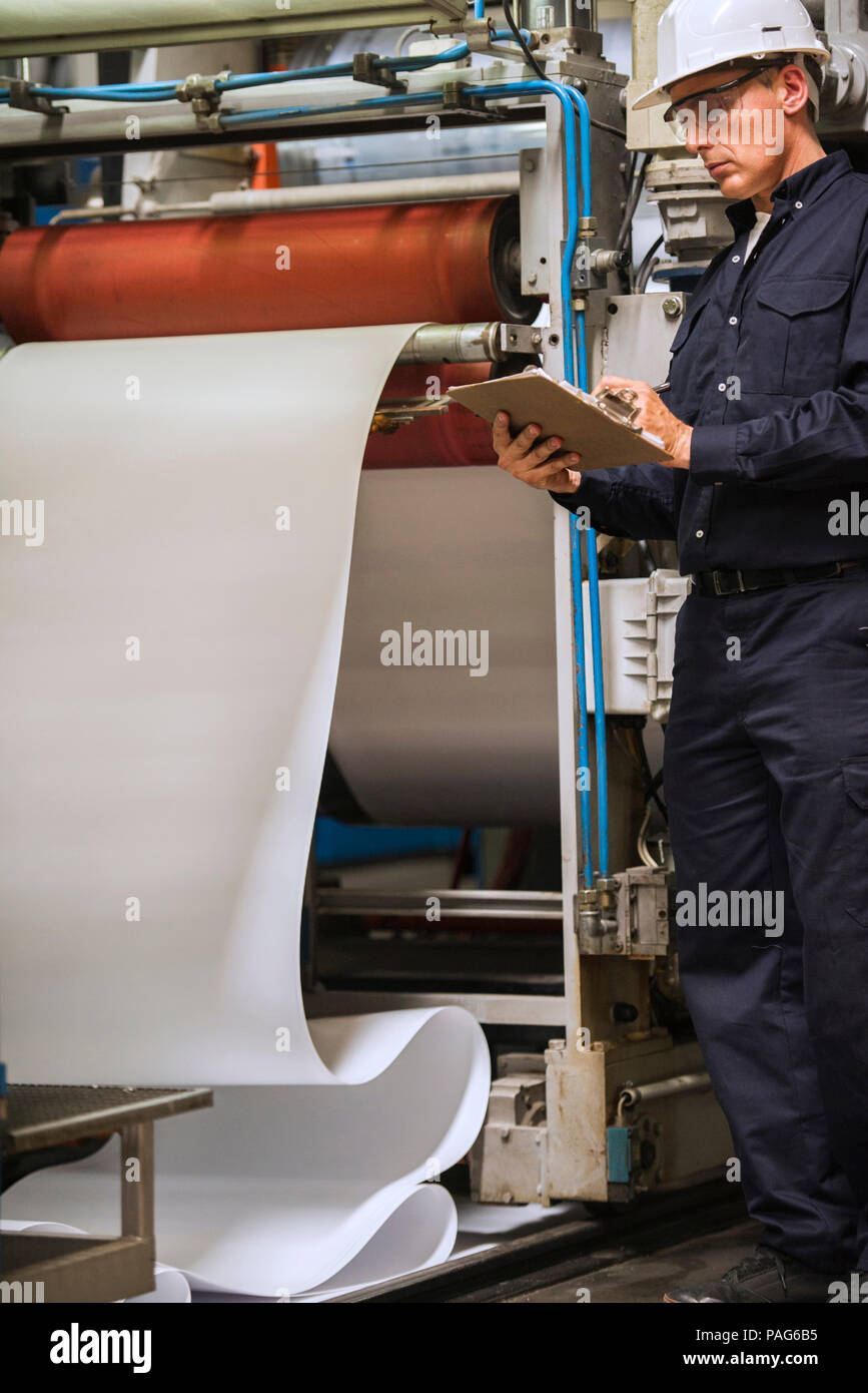Factory worker writing hi-res stock photography and images - Alamy
