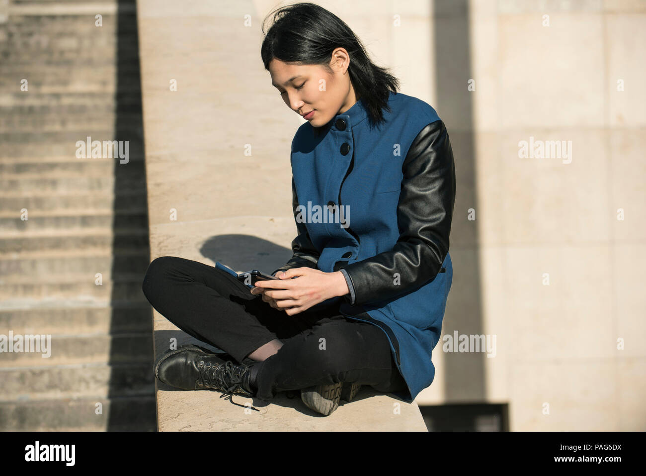 Woman using smart phone Stock Photo - Alamy