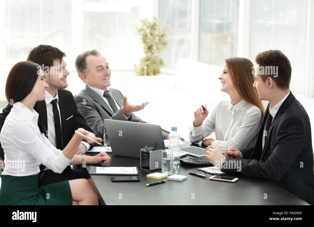 business colleagues talking at Desk in the office Stock Photo - Alamy