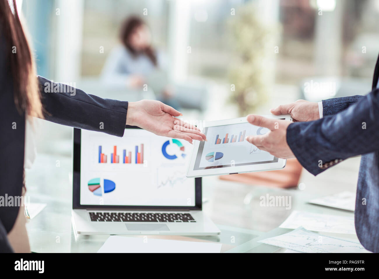 business team discussing financial charts at his Desk in the office ...