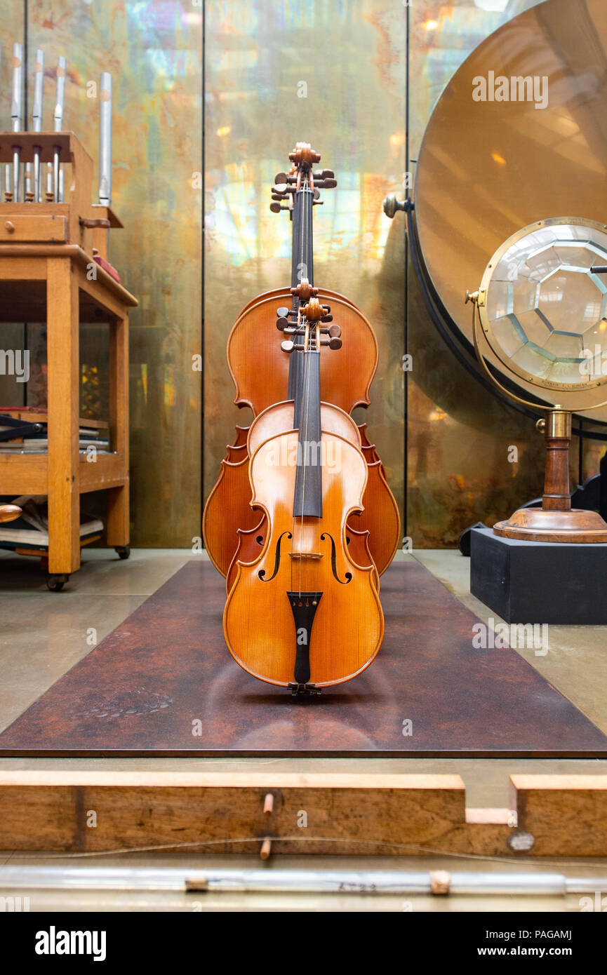 String instruments of the early 20th century Stock Photo - Alamy