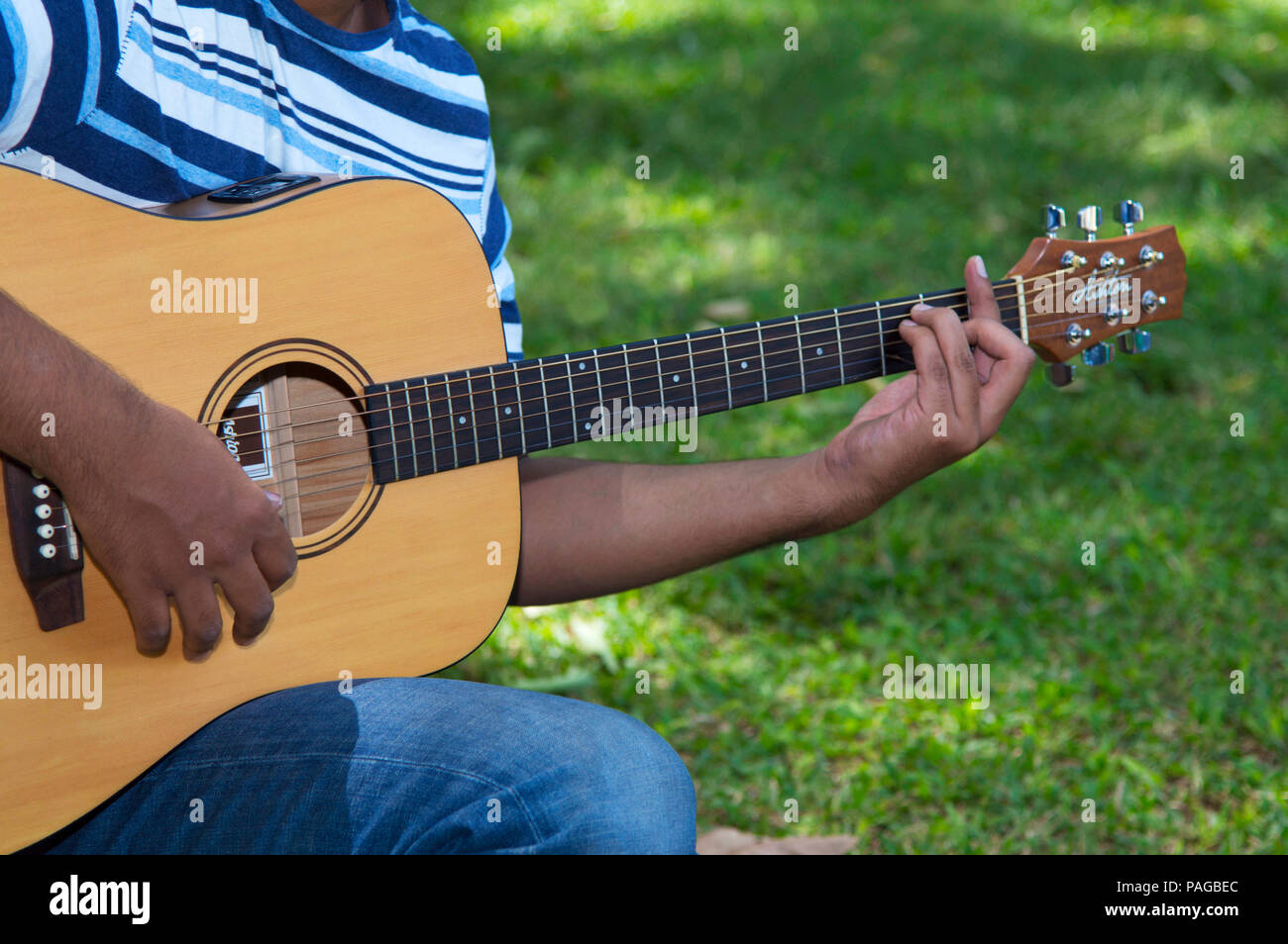 Man playing acoustic guitar party hi-res stock photography and images ...