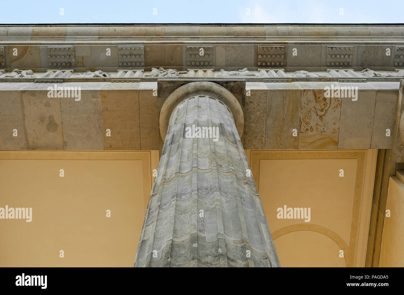 Column monument hi-res stock photography and images - Alamy