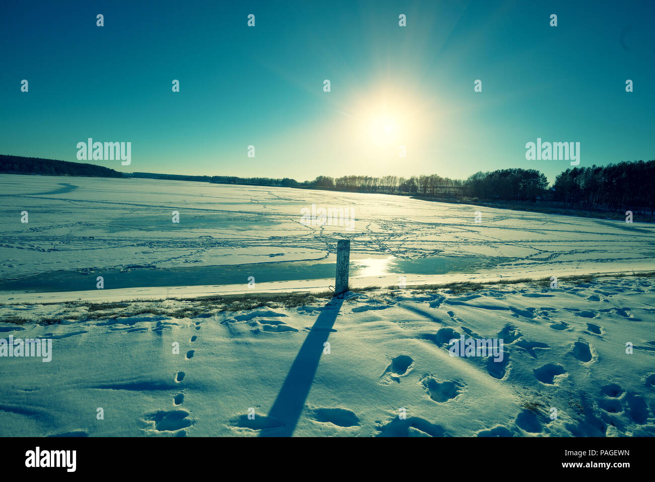 Cold lake map hi-res stock photography and images - Alamy
