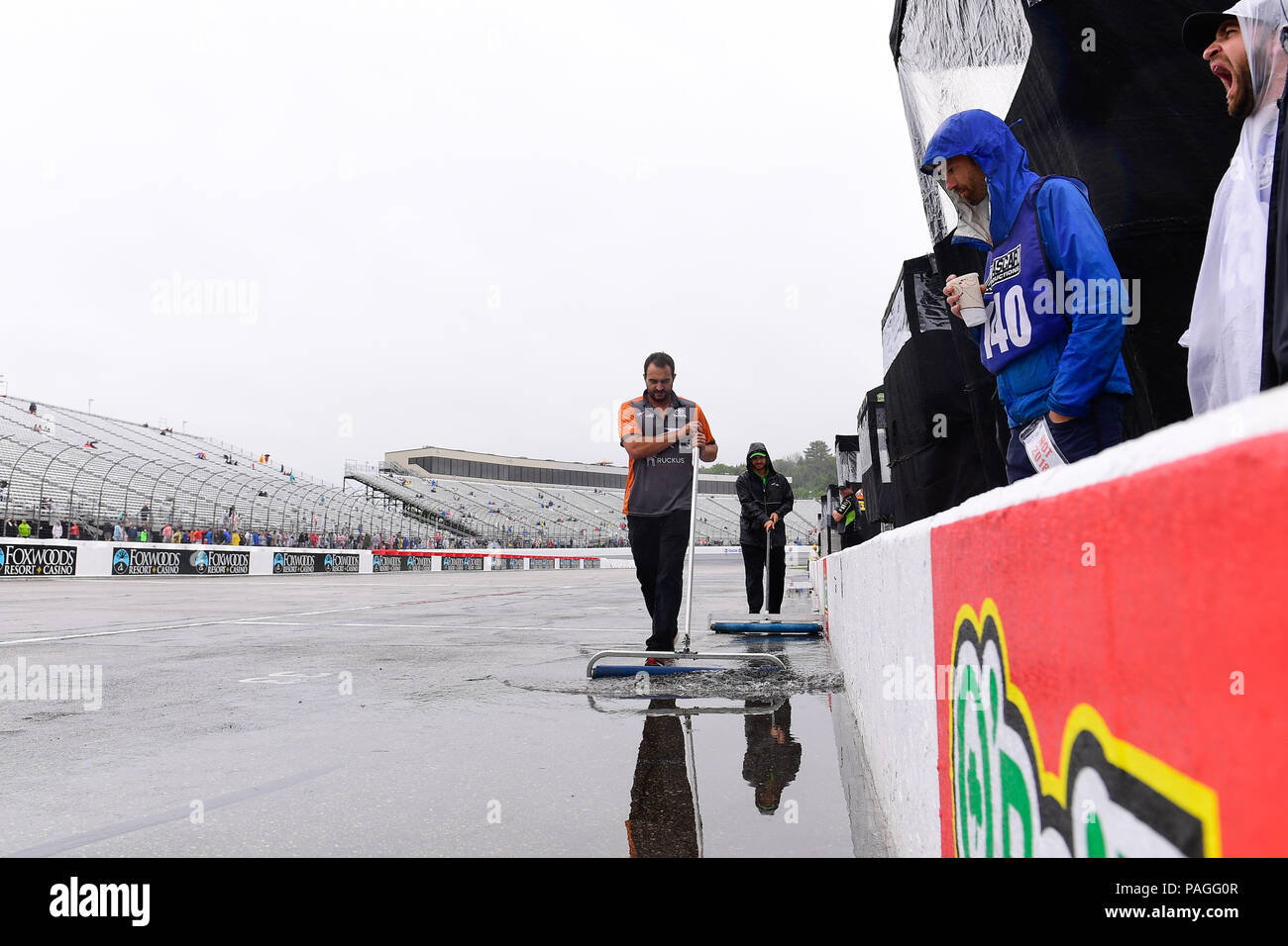 Loudon, New Hampshire, USA. 22nd July, 2018. Pit crews work to remove ...