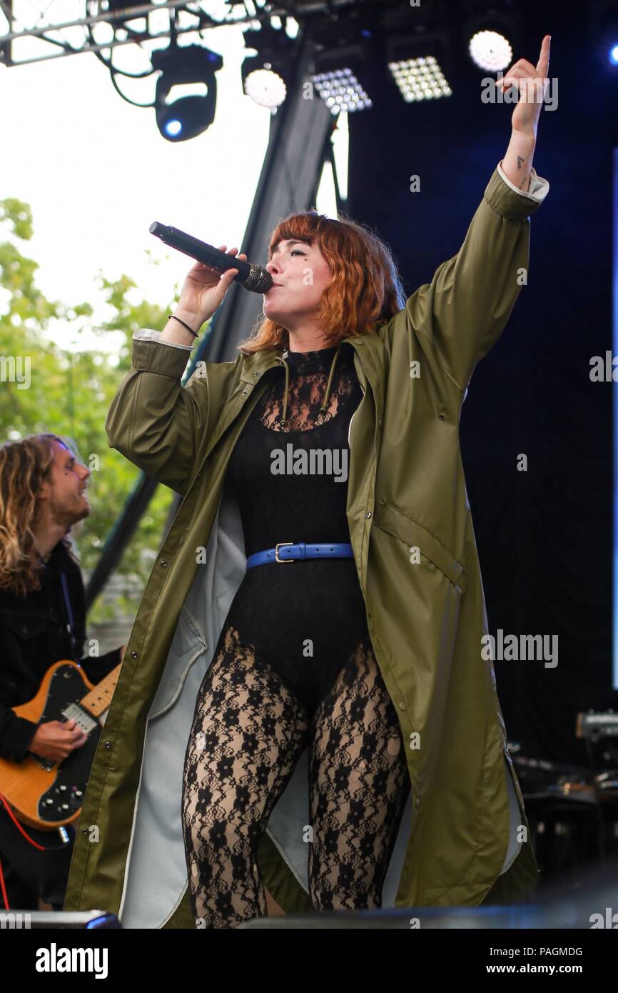 Hannah hooper on stage hi-res stock photography and images - Alamy