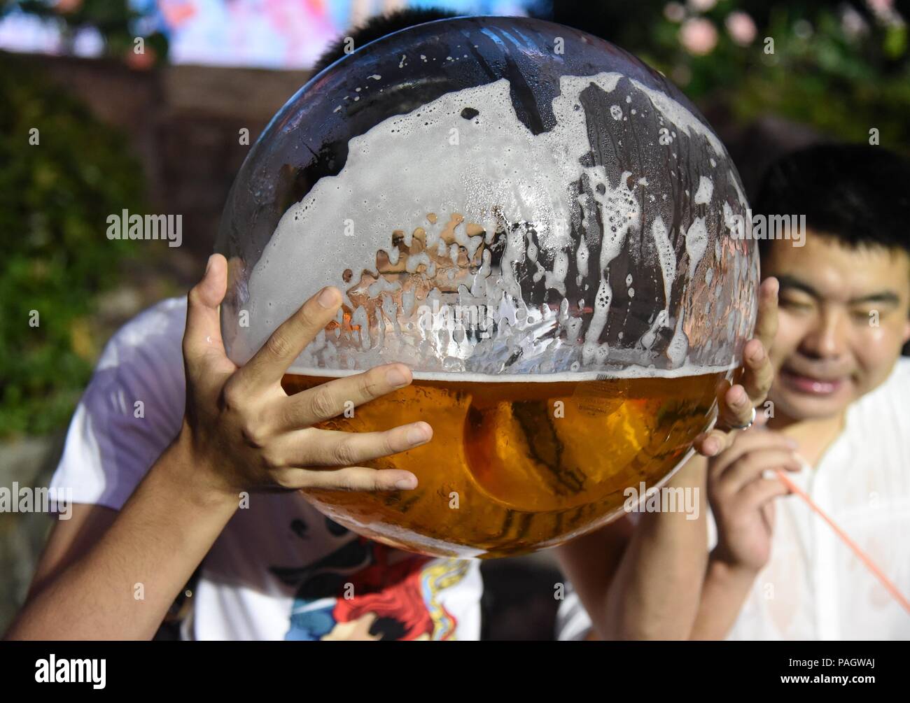 Hangzh, Hangzh, China. 23rd July, 2018. Hangzhou, CHINA-People drink ...