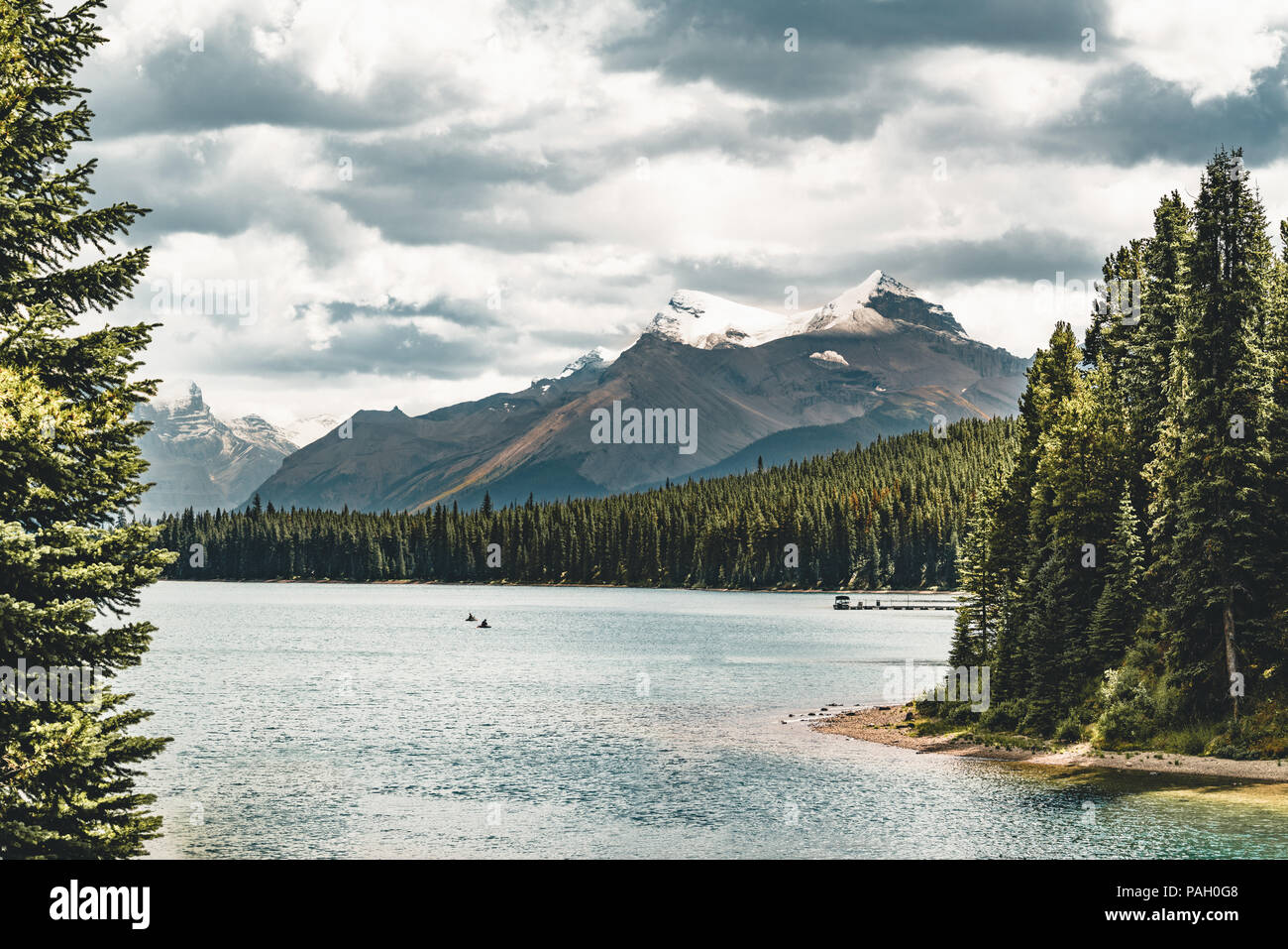 Maligne lake panorama hi-res stock photography and images - Alamy