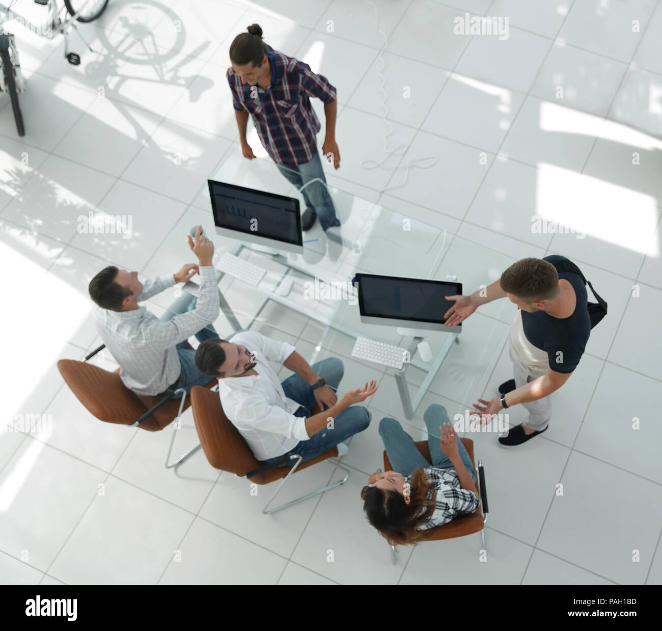 .employees discuss ideas at your Desk Stock Photo - Alamy