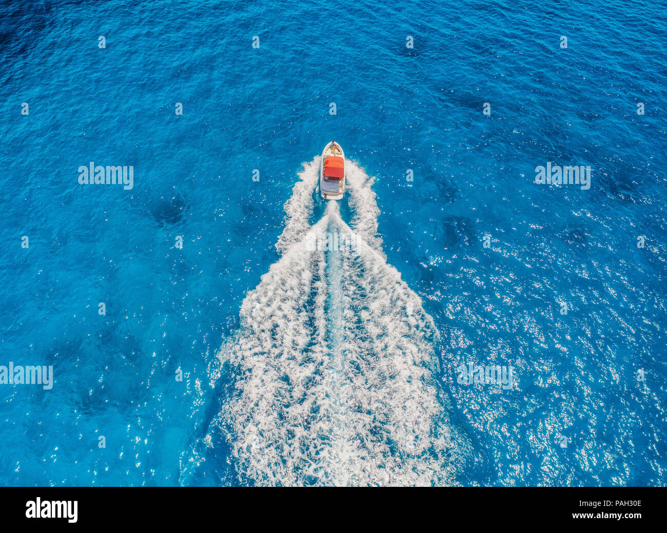 Floating boat hi-res stock photography and images - Alamy
