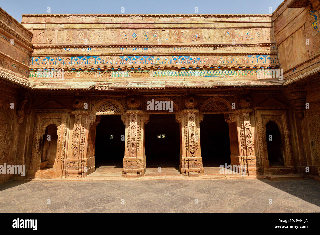 Gwalior Fort is a most magnificent monument of central India. Built in ...