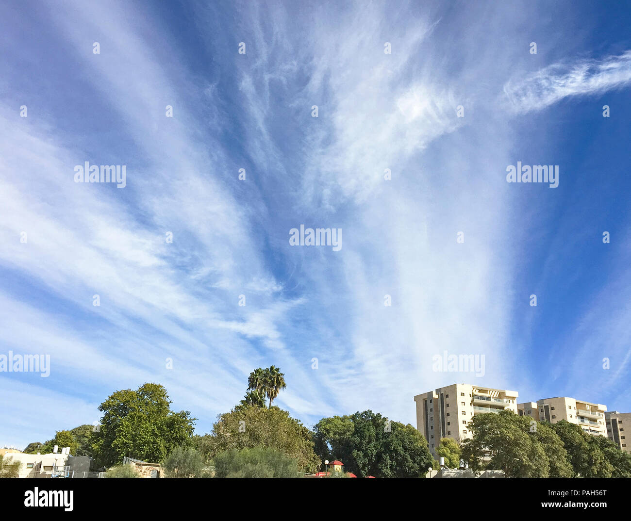 Wispy cloud formation hi-res stock photography and images - Alamy