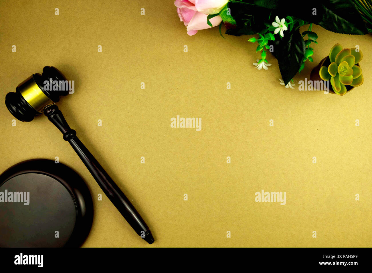 Flat lay. Frame made of dried pink flowers and gavel on paper ...