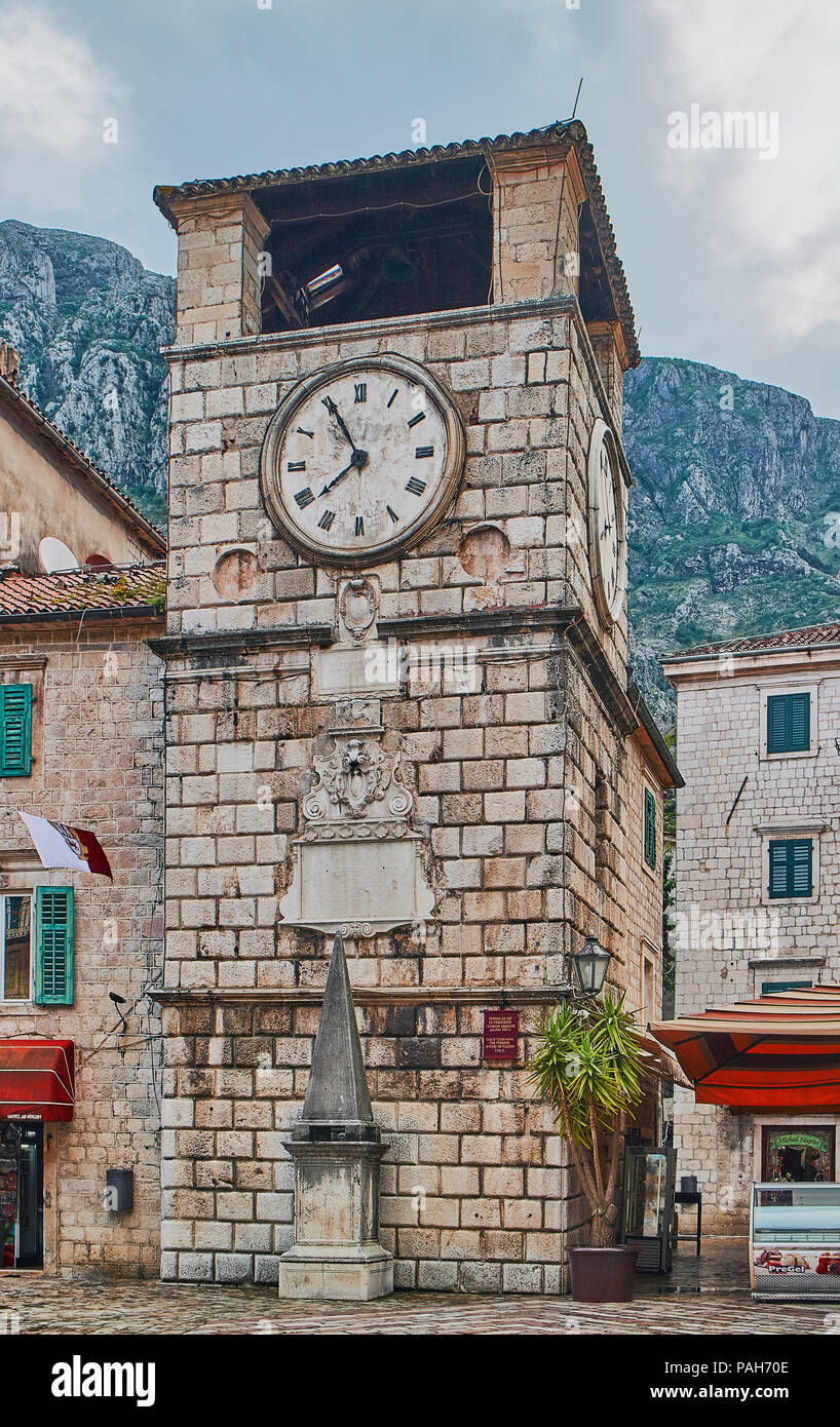 Weapons square hi-res stock photography and images - Alamy