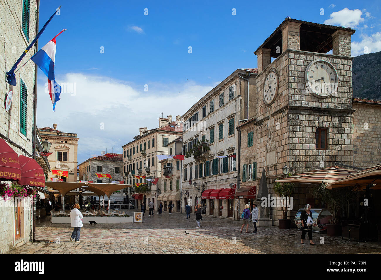 Weapons square hi-res stock photography and images - Alamy