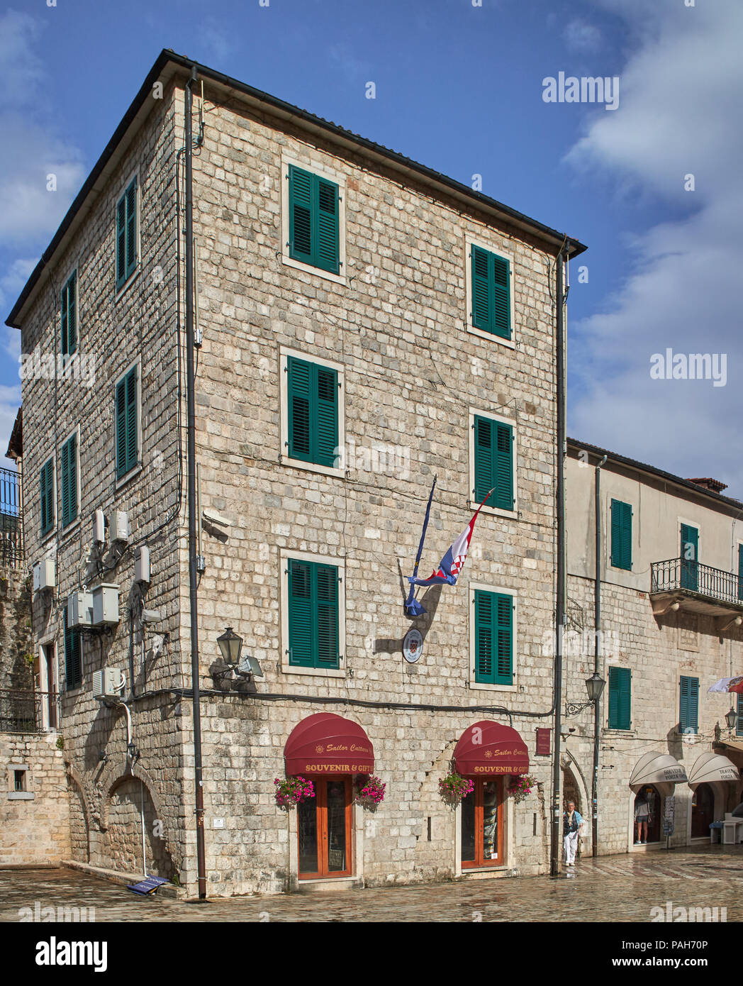 Weapons square hi-res stock photography and images - Alamy