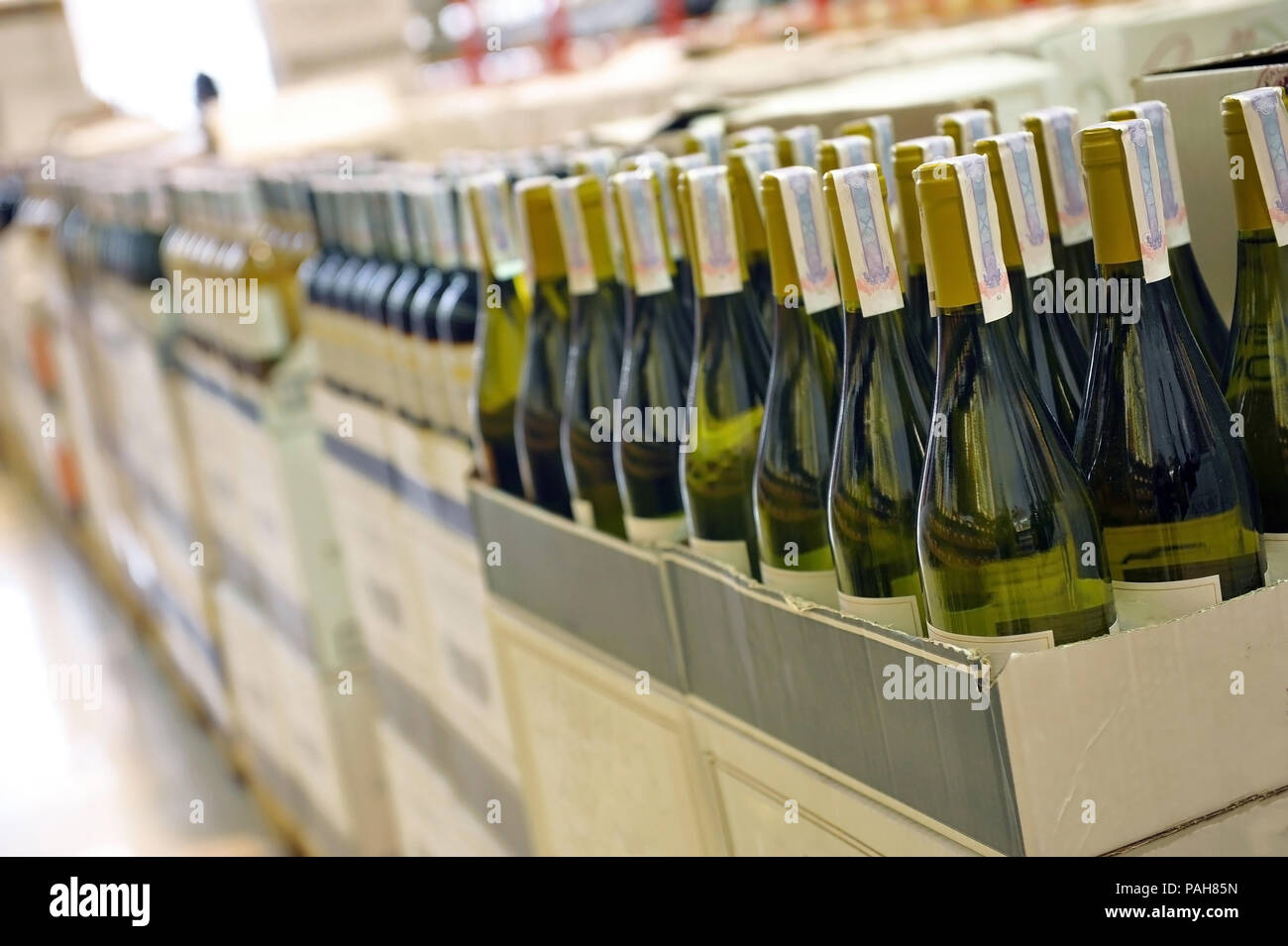 Red and white wine in bottles in wine shop Stock Photo - Alamy