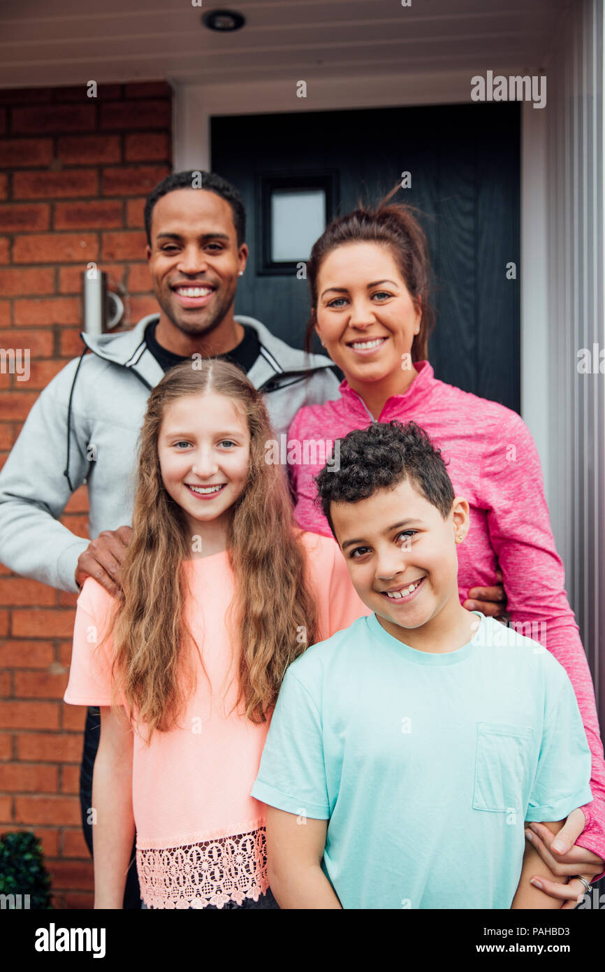 Multi ethnic family hi-res stock photography and images - Alamy