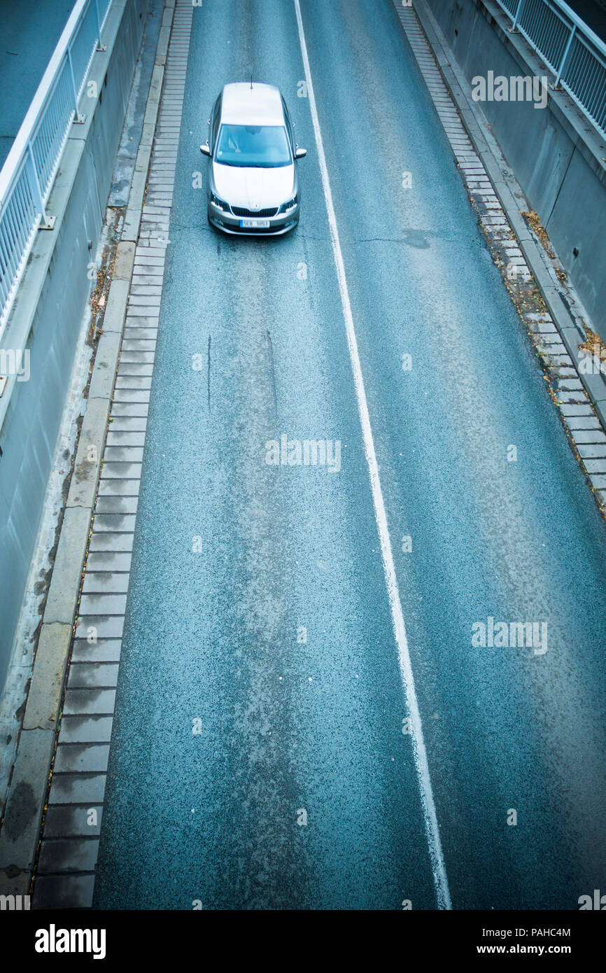 Car on road from above hi-res stock photography and images - Alamy