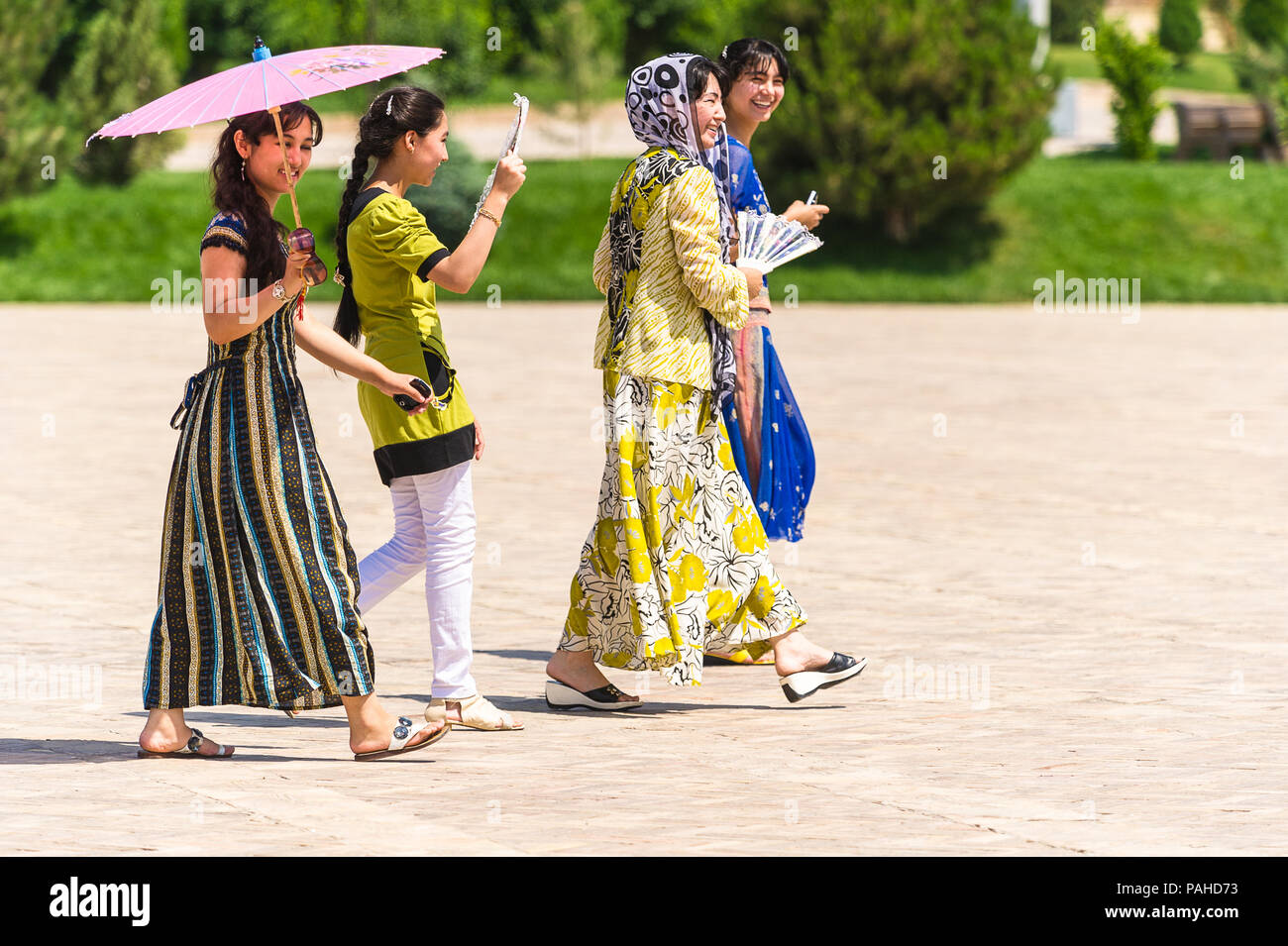 Girls samarkand uzbekistan hi-res stock photography and images - Alamy