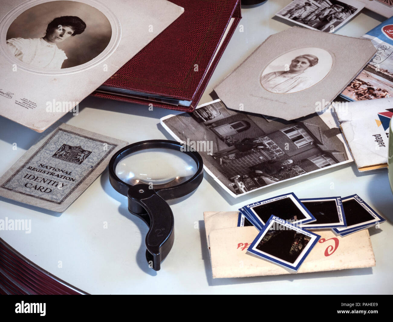 Sorting through photo albums hi-res stock photography and images - Alamy