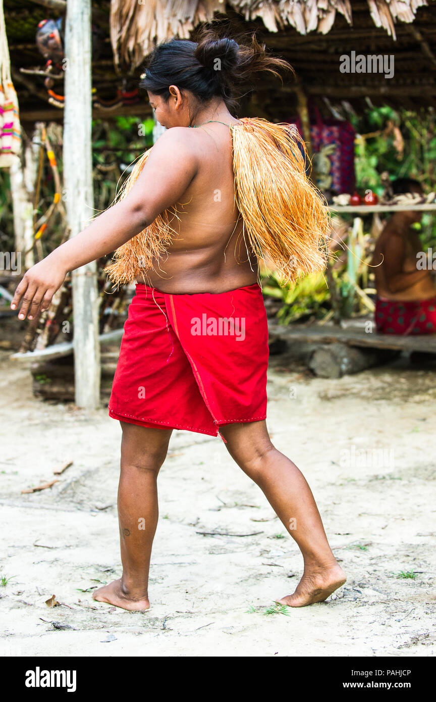 AMAZONIA, PERU - NOV 10, 2010: Unidentified Amazonian indigenous woman ...