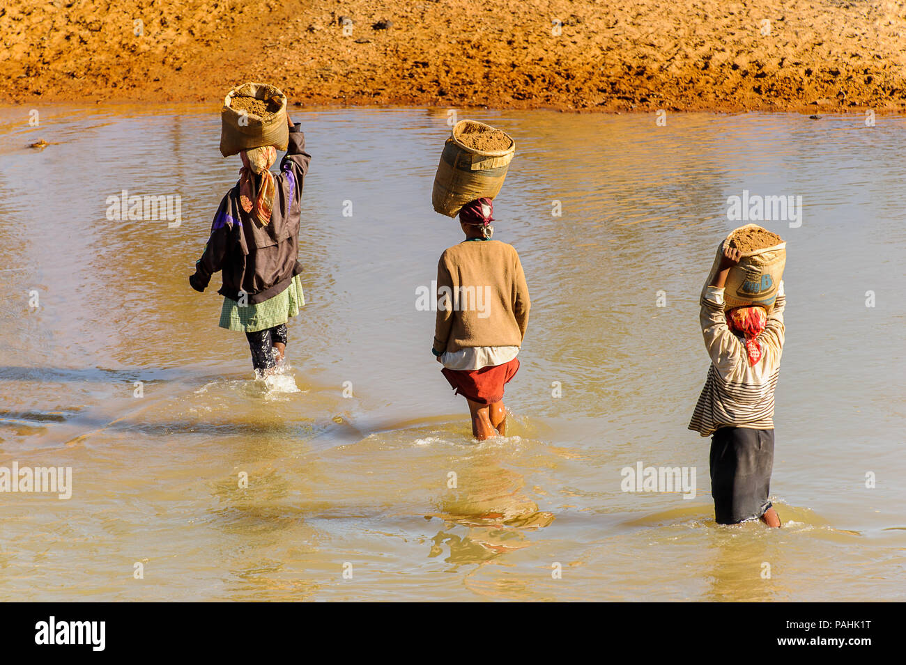 Madagascar group merina women merina hi-res stock photography and ...