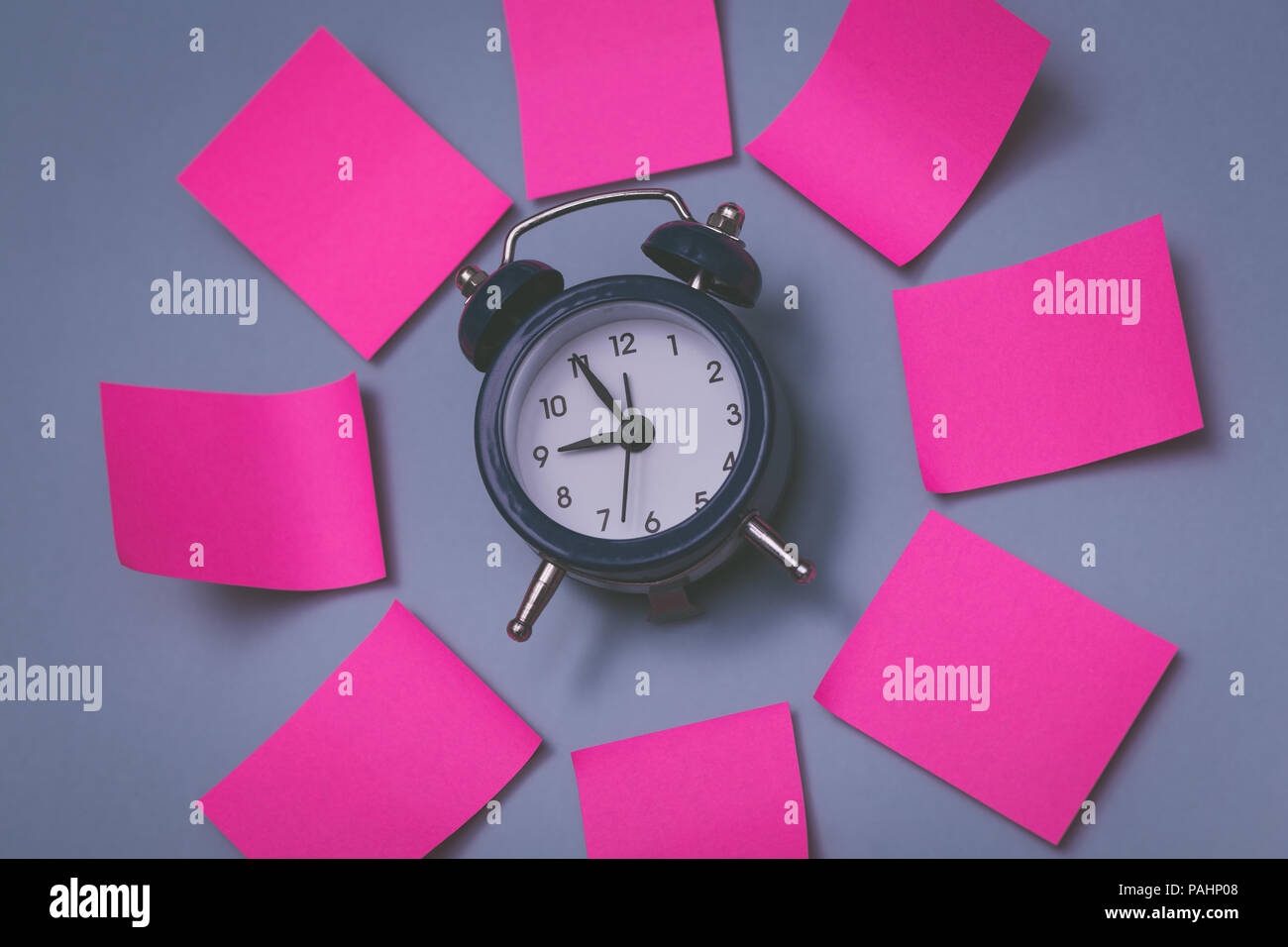 Pink sticky notes and clock, memory concept background Stock Photo - Alamy