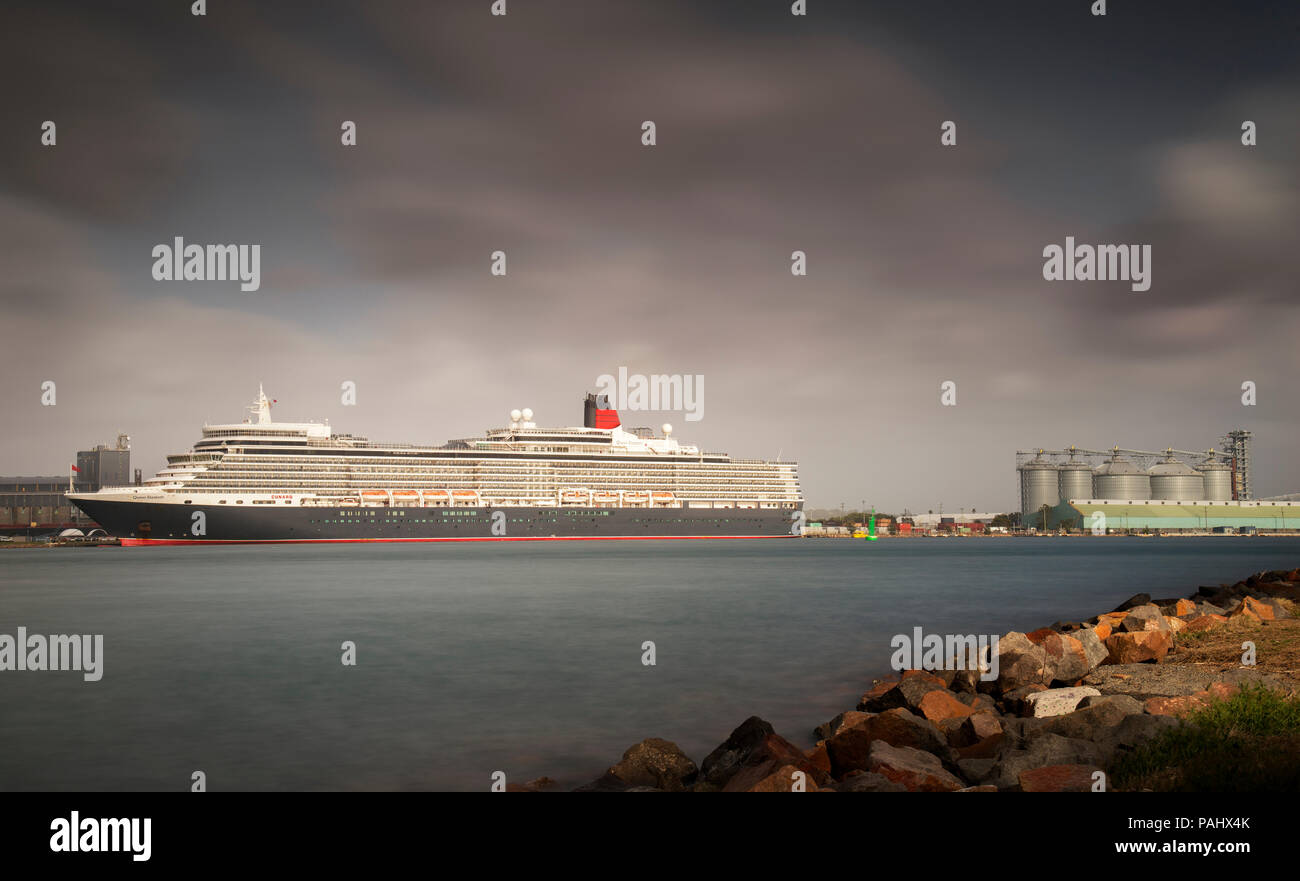 Qe2 queen elizabeth cunard cruise hi-res stock photography and images ...