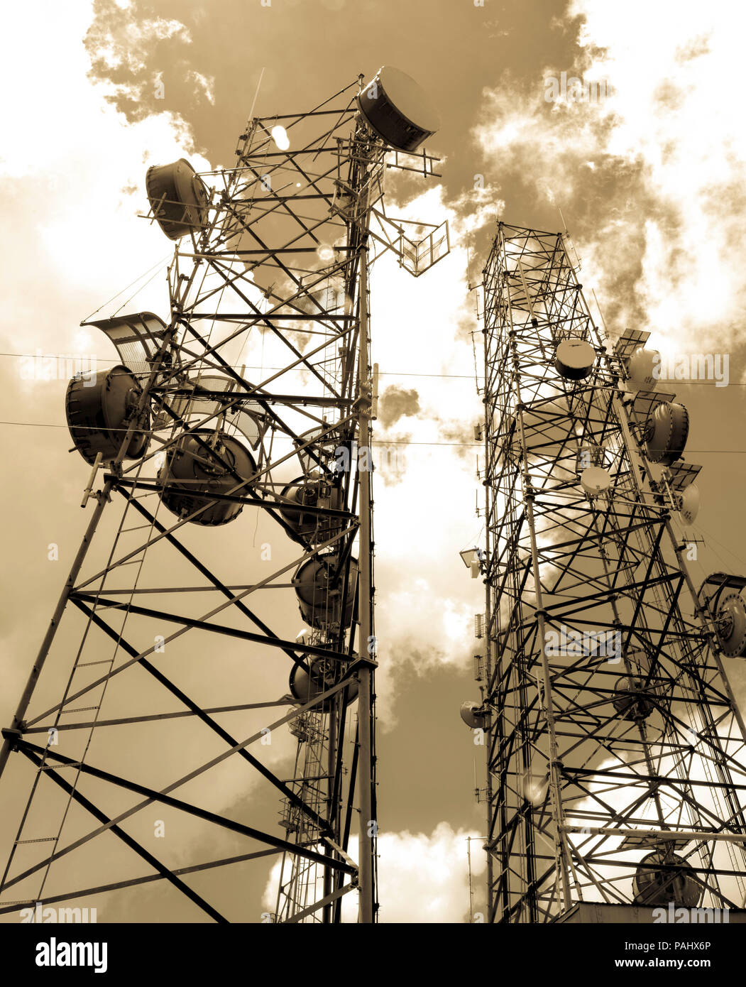 Satellite towers hi-res stock photography and images - Alamy