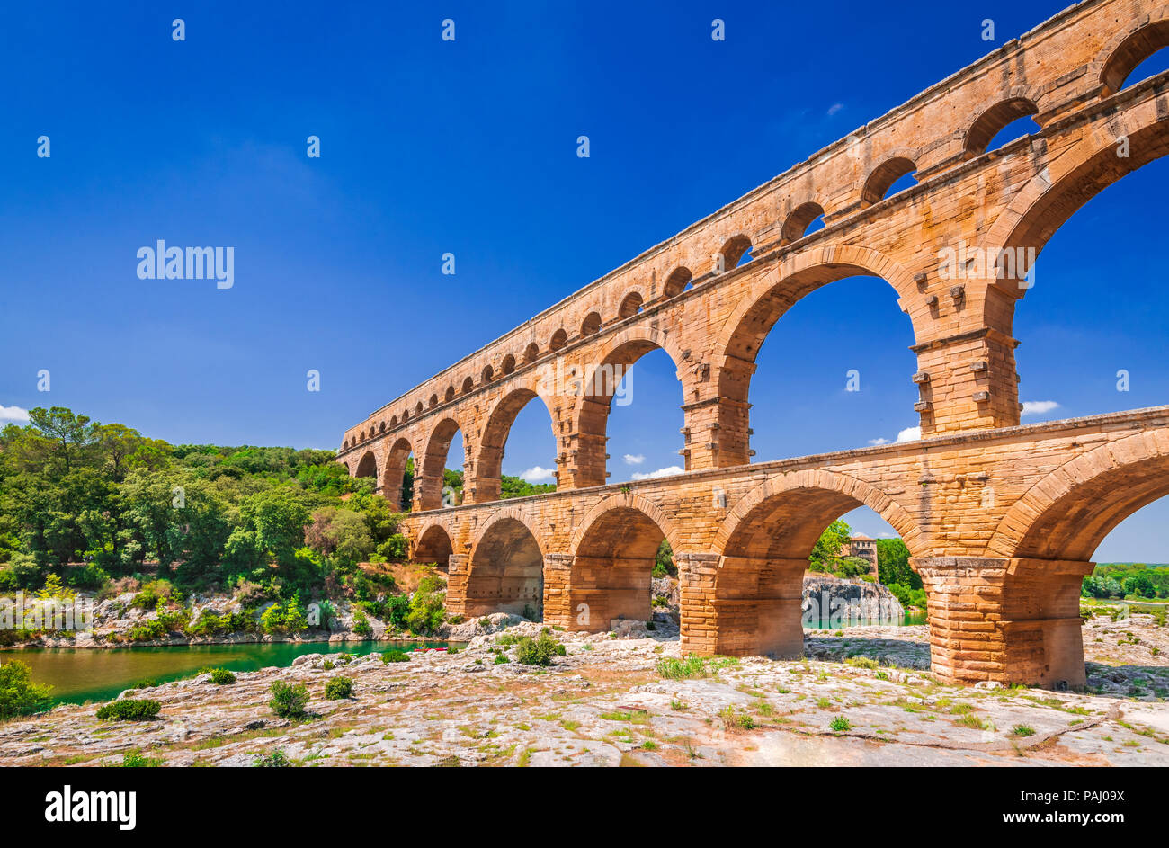 Roman pont du gard bridge provence hi-res stock photography and images ...