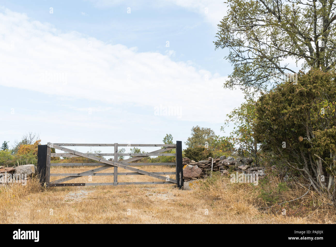 Traditional wooden gate hi-res stock photography and images - Alamy