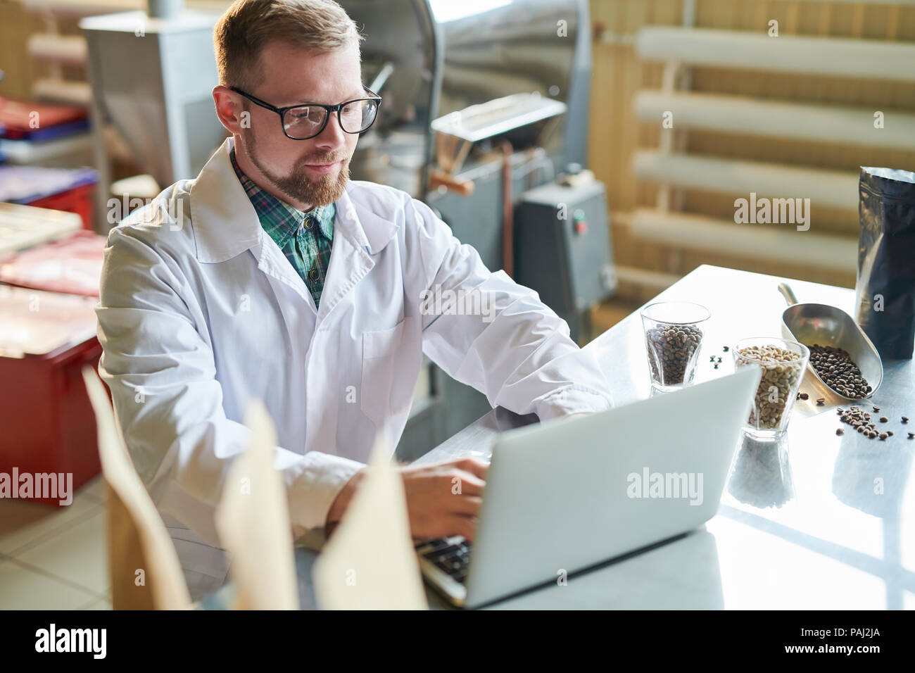 Holding laptop computer hi-res stock photography and images - Alamy