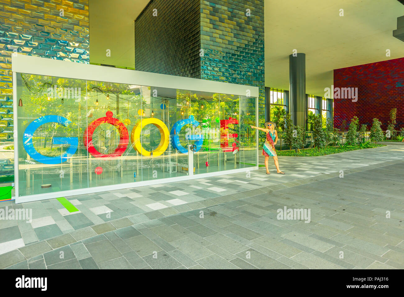 Singapore - Maggio 5, 2018: happy woman showing at Google sign on lobby ...