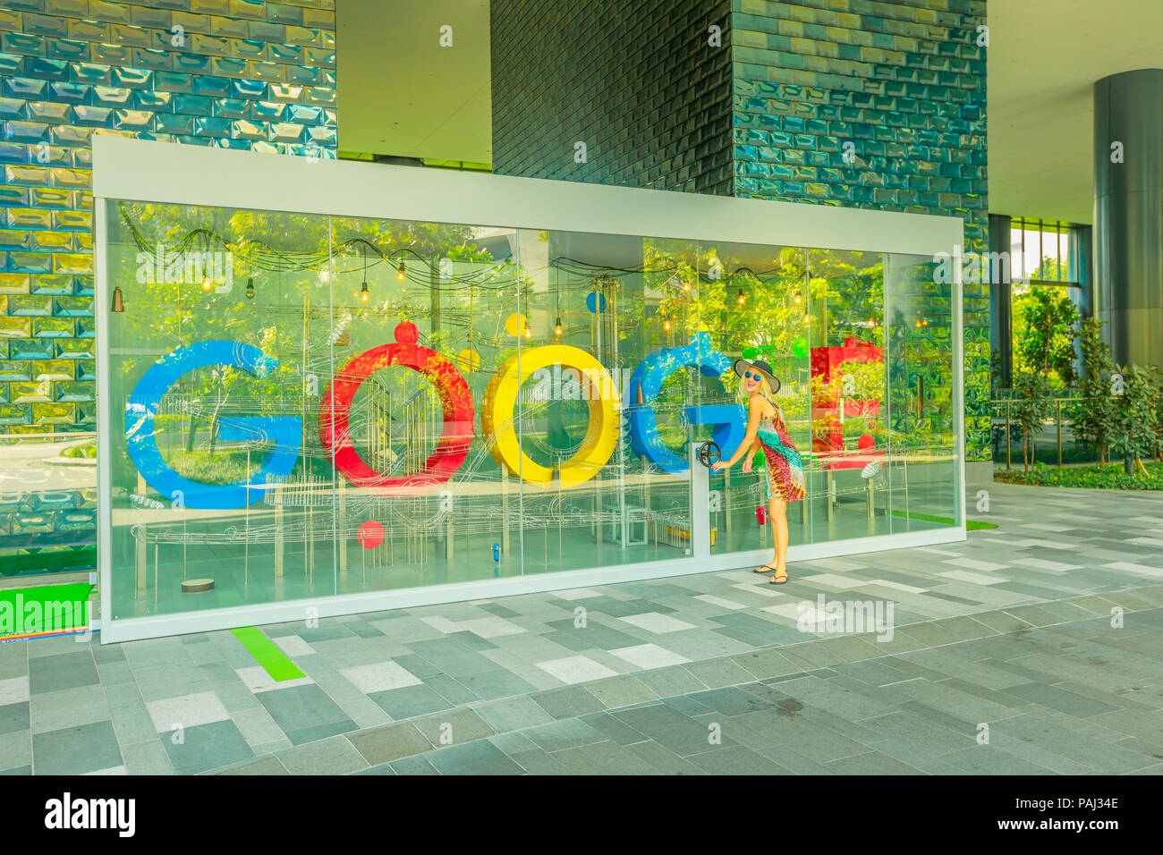 Singapore - Maggio 5, 2018: Google logo on lobby of new Google ...
