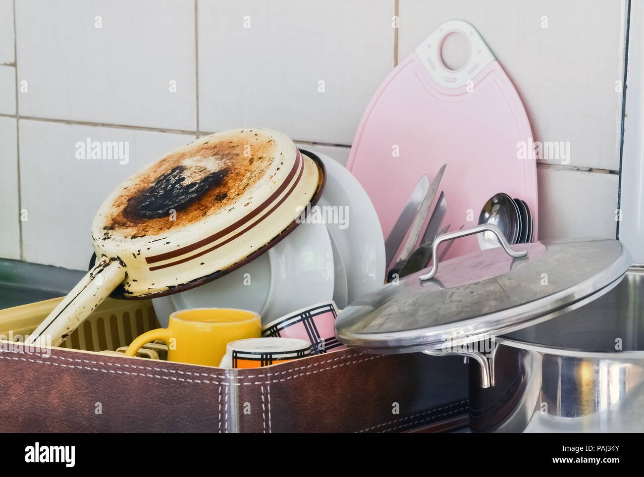 Domestic dishware arranged on the drainboard after rinsing Stock Photo ...