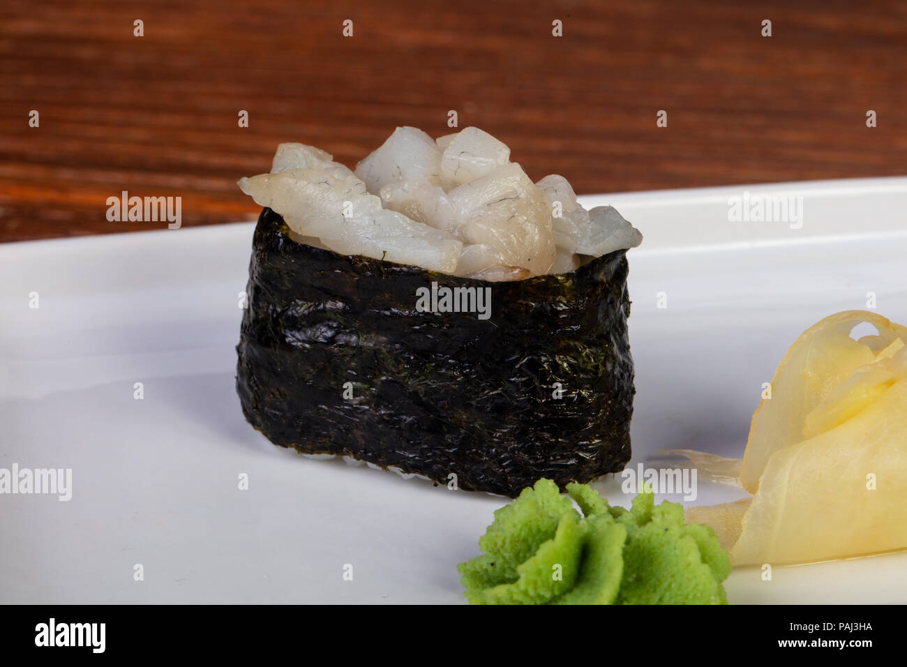 Japanese sushi gunkan with yellowtail Stock Photo - Alamy