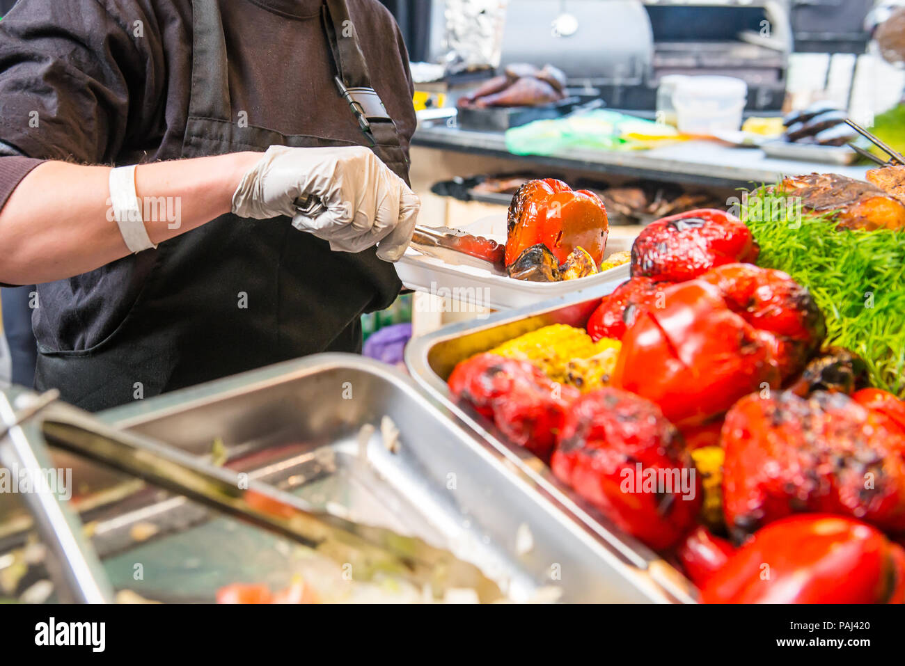 Hands holding peper hi-res stock photography and images - Alamy