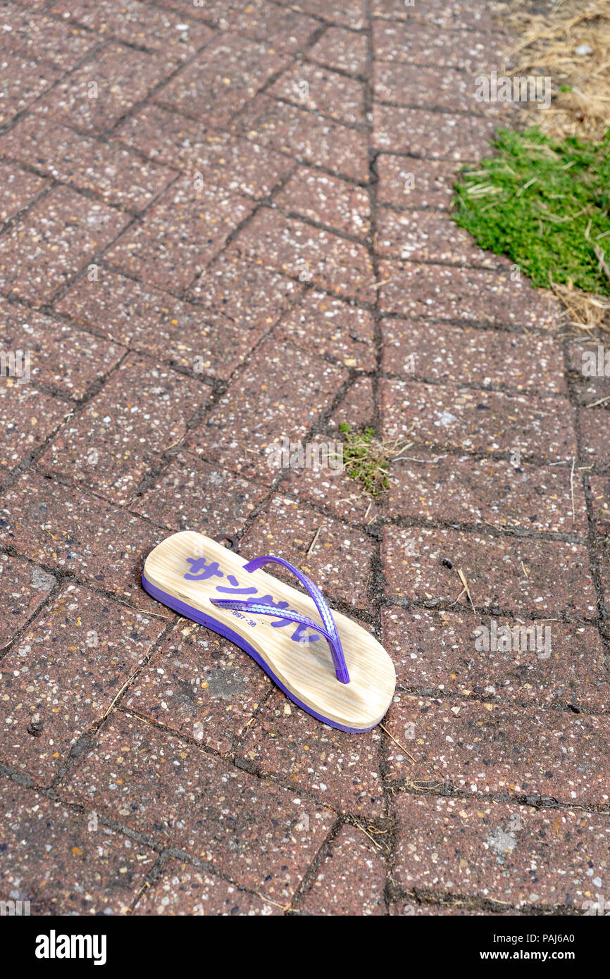 Abandoned flip flop Stock Photo - Alamy
