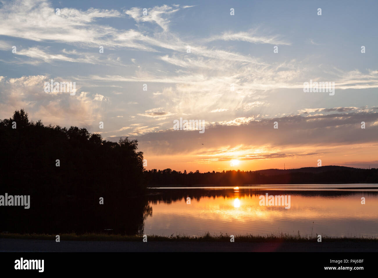 Lakeside silhouette hi-res stock photography and images - Alamy
