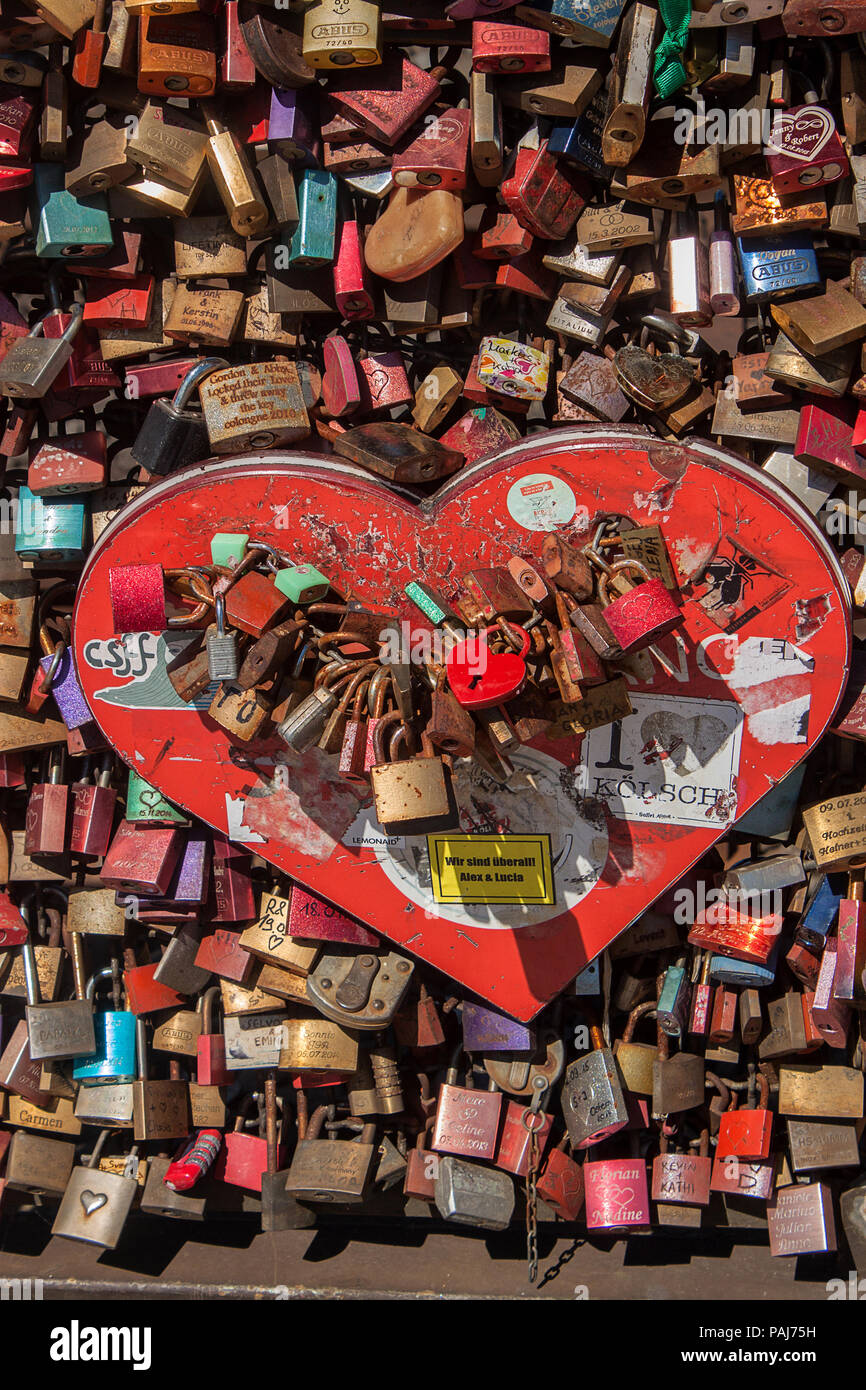 Couple bridge engraving hi-res stock photography and images - Alamy