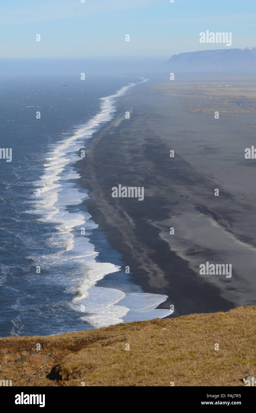 Pretty coastal beach next to a deep blue ocean Stock Photo - Alamy